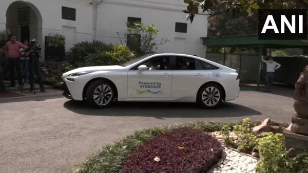 Watch Nitin Gadkari Rides In A Green Hydrogen Powered Car To