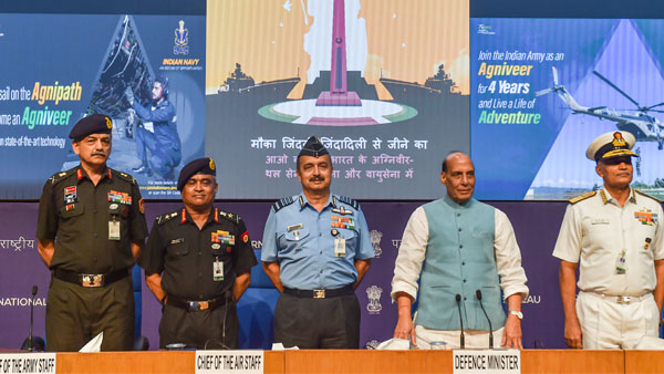 Three service chiefs brief PM Modi on Agnipath scheme - Oneindia News