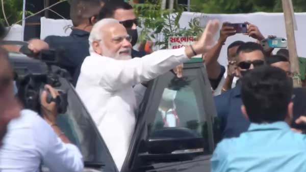 PM Modi receives warm welcome in Bhuj, holds roadshow | VIDEO ...