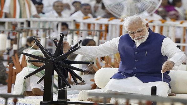 Watch: PM Modi spinning charkha at Khadi Utsav in Gujarat - Oneindia News