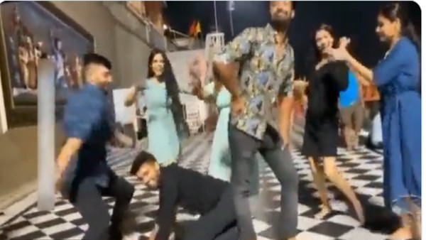 Video of group dancing and twerking to 'Kala Chasma' at Haridwar temple ...