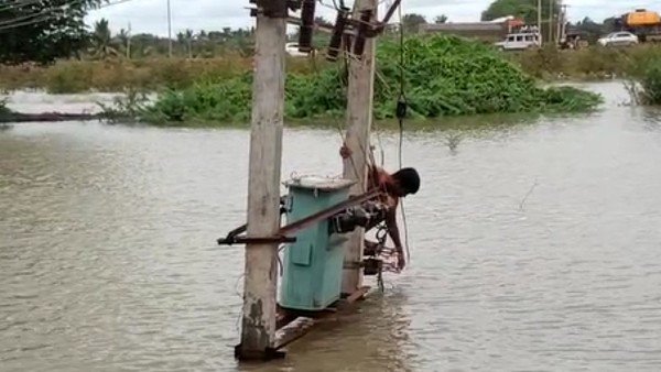 Lineman braves floodwaters to help villagers, wins hearts | VIDEO ...