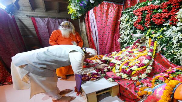 PM Modi offers prayers at Ram Mandir - Oneindia News