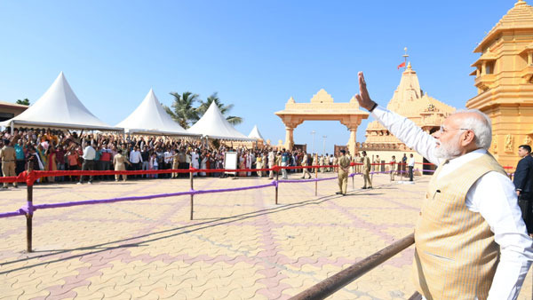 PM Modi offers prayers at Somnath Temple - Oneindia News