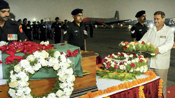 Martyr Lt Col VVB Reddy's mortal remains reach Telangana - Oneindia News