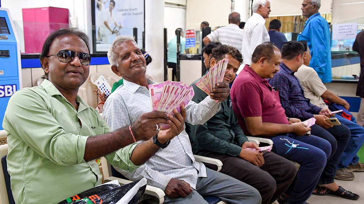 Chaos, Confusion On First Day Of Rs 2,000 Note Exchange In Delhi ...