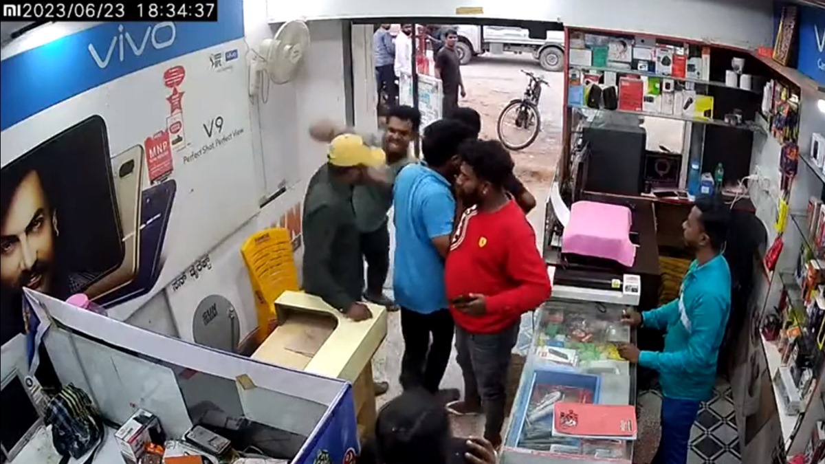 Bengaluru Shocker: Two Men Beat Up Customer Over Using Mobile Phone ...