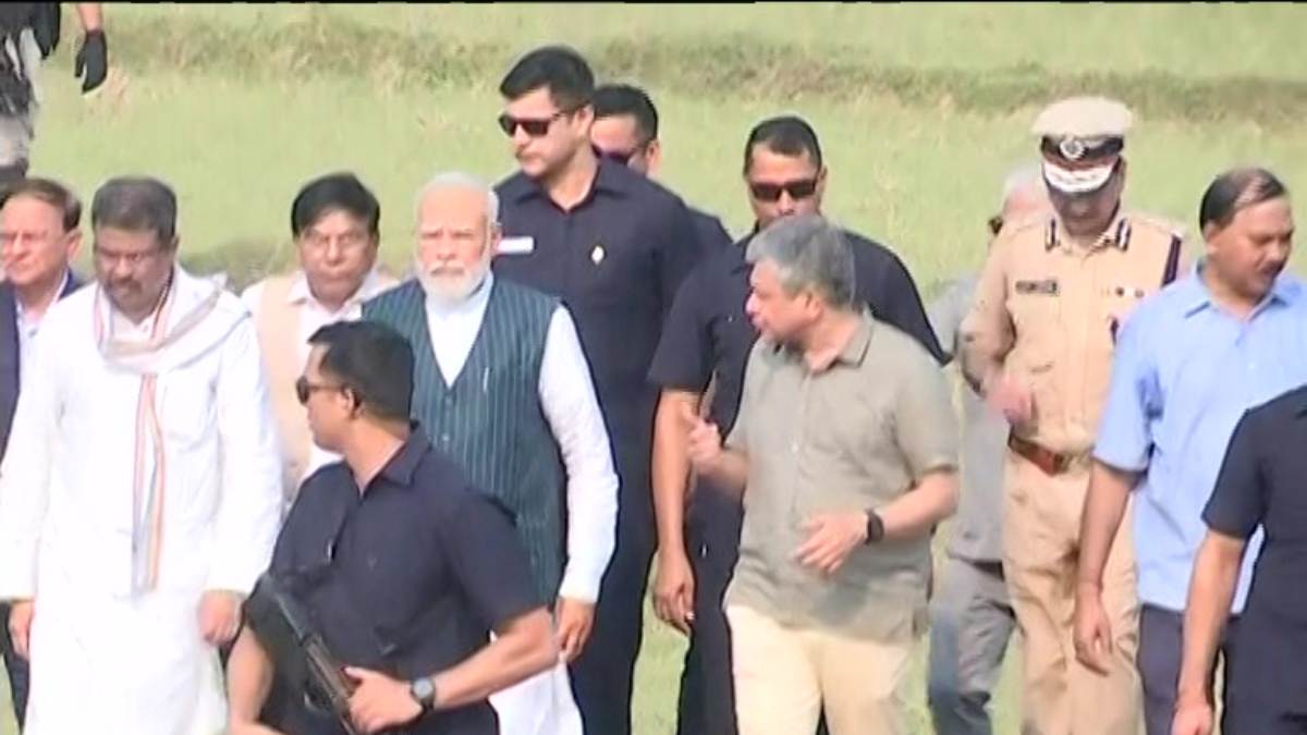 PM Modi Arrives At Odisha Train Accident Site, Reviews Rescue ...