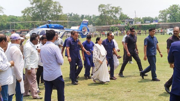 Mamata's Helicopter Makes Emergency Landing Near Siliguri - Oneindia News