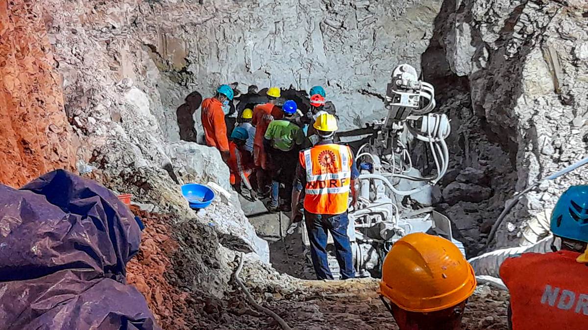 Minor Girl Falls Into 300-Feet Deep Borewell In Madhya Pradesh's Sehore ...