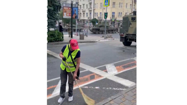 Russia Coup: Man Continues To Clean Street as Armed Convoy Arrives in ...
