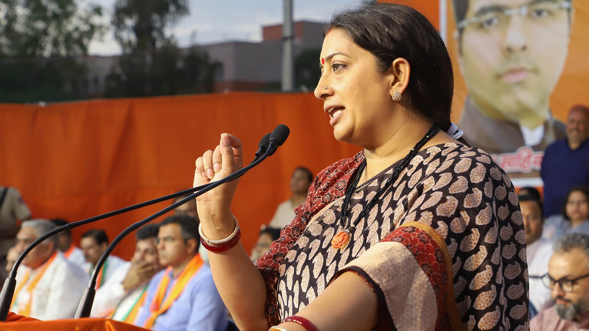 Smriti Irani Thanks Congress For Admitting They Cannot Defeat PM Modi Alone - Oneindia News