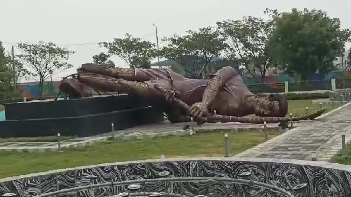 40-Ft-Tall Hockey Player Statue Collapses In Rourkela, Probe Ordered ...
