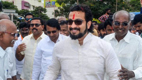 Rebel NCP MP Amol Kolhe Returns To Sharad Pawar's Camp - Oneindia News