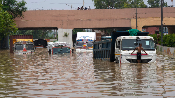 Delhi Flood: Yamuna Water Reaches Supreme Court, Remains Over Danger Mark - Oneindia News