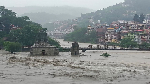 Himachal Pradesh Floods: Dramatic Visuals Of Monsoon Fury Caught On Camera - Oneindia News