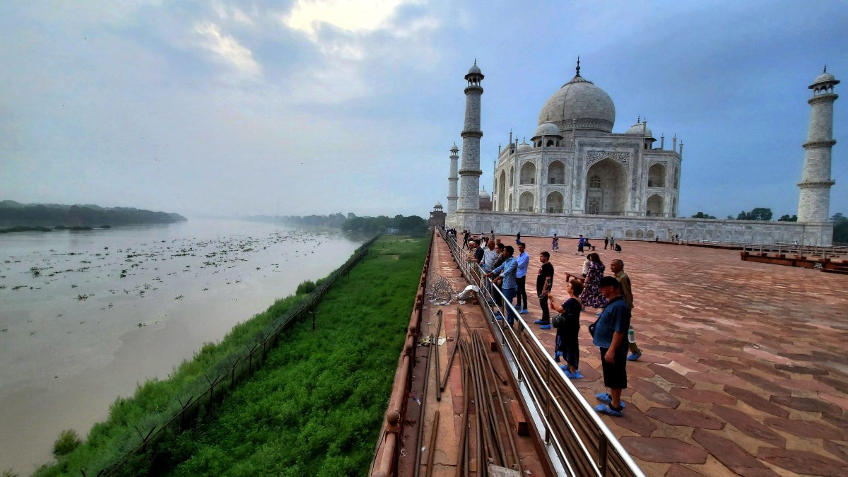 Yamuna Flood Waters Reach Taj Mahal Wall for the First Time in 45 Years ...