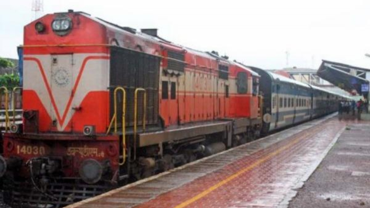 Allahabad HC Seeks Railways Reply To Judge's Inconvenience Complaint - Oneindia News