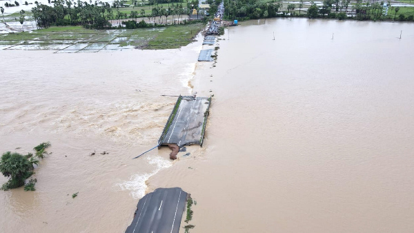 Telangana Grapples with Record-Breaking Rain: Houses, Roads Submerged ...