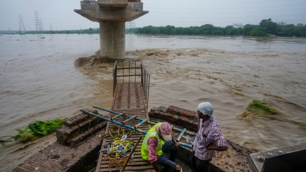 Flood Fear In Delhi As Water Level Rises In Yamuna, More Rains In Store - Oneindia News