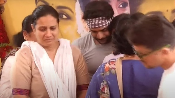 Video: Puneeth Rajkumar's Wife, Daughter Cry Uncontrollably As They Pay ...