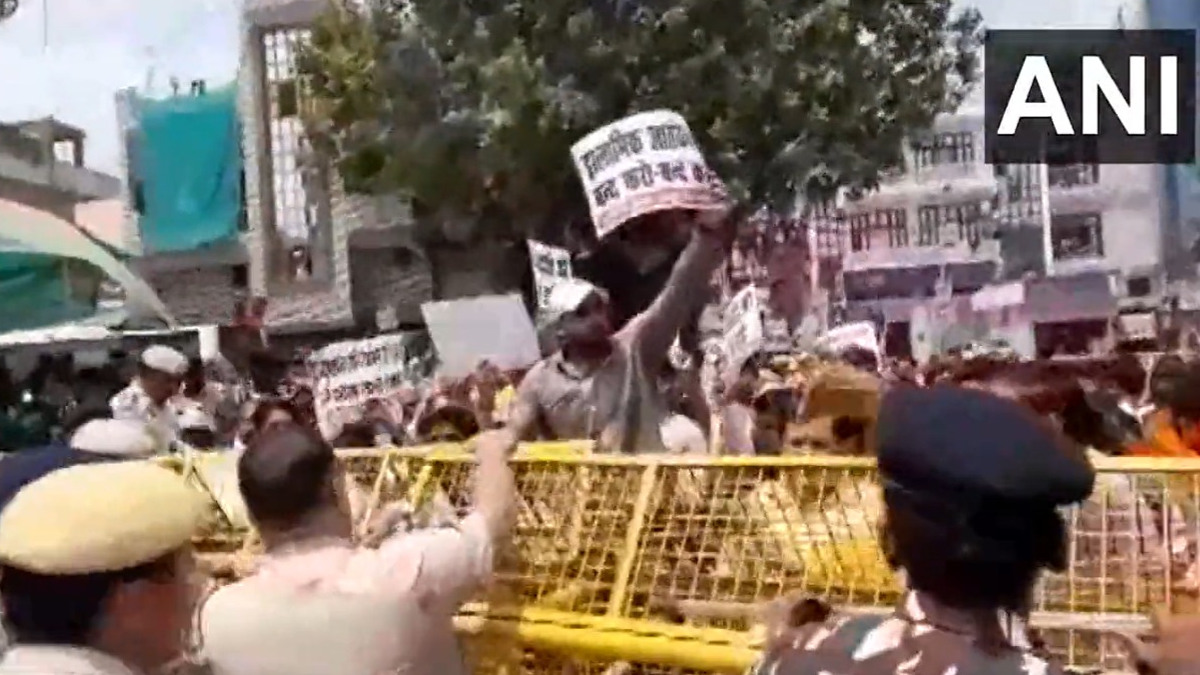 Bajrang Dal-VHP Workers Block Route Between Delhi And Faridabad ...