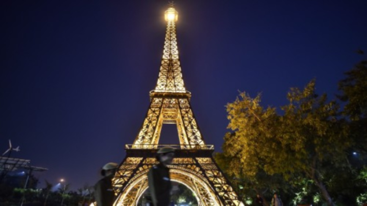Paris: Bomb Threat In Eiffel Tower Prompts Evacuation - Oneindia News