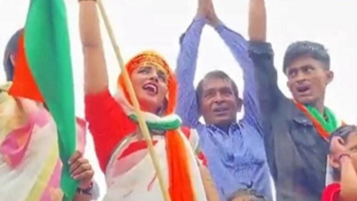 Seema Haider Hoists Tricolour At Home In Noida, Chants Pakistan ...