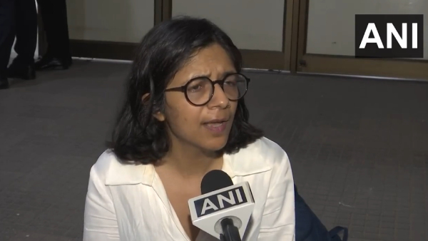 DCW Chief Swati Maliwal Sleeps Outside Hospital After Being Denied From Meeting Delhi Rape ...