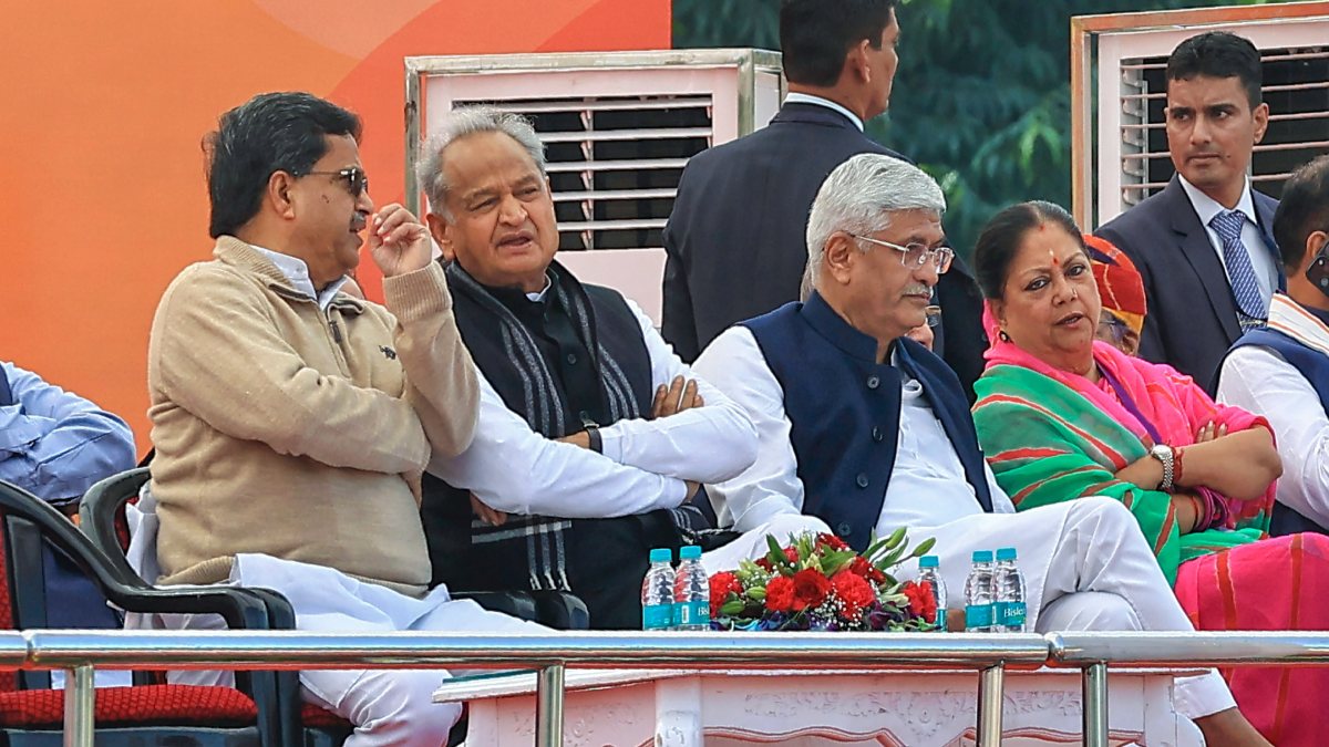 Bitter Rivals Gehlot, Shekhawat Sit Next To Each Other At Rajasthan CM ...