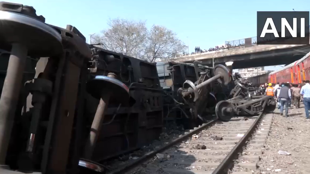 Shocking Viral Video: 8 Wagons Derail In Delhi's Zakhira Train Incident ...