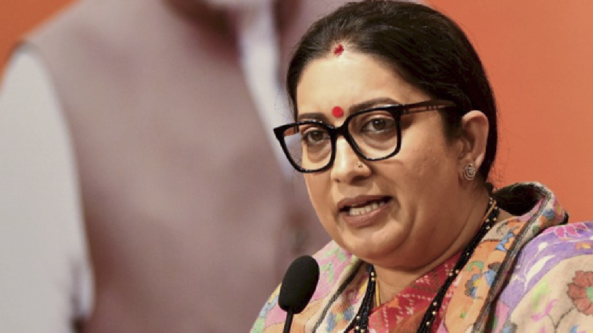 Smriti Irani Visits Amethi, Gives Stern Directive To Official: 'Aadhe ...