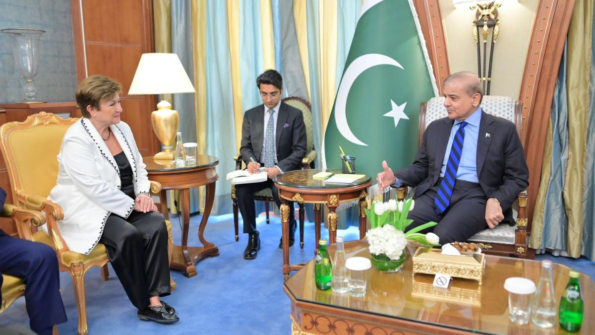 Pakistan Escapes Bankruptcy With $1.1 Billion IMF Loan, Experts Urge ...