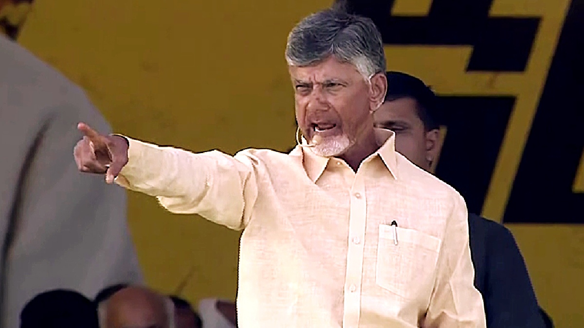Stones Hurled At TDP Chief N Chandrababu Naidu At Gajuwaka - Oneindia News