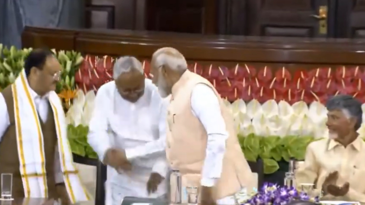 Bihar CM Nitish Kumar Tries To Touch Narendra Modi's Feet [Viral Video ...