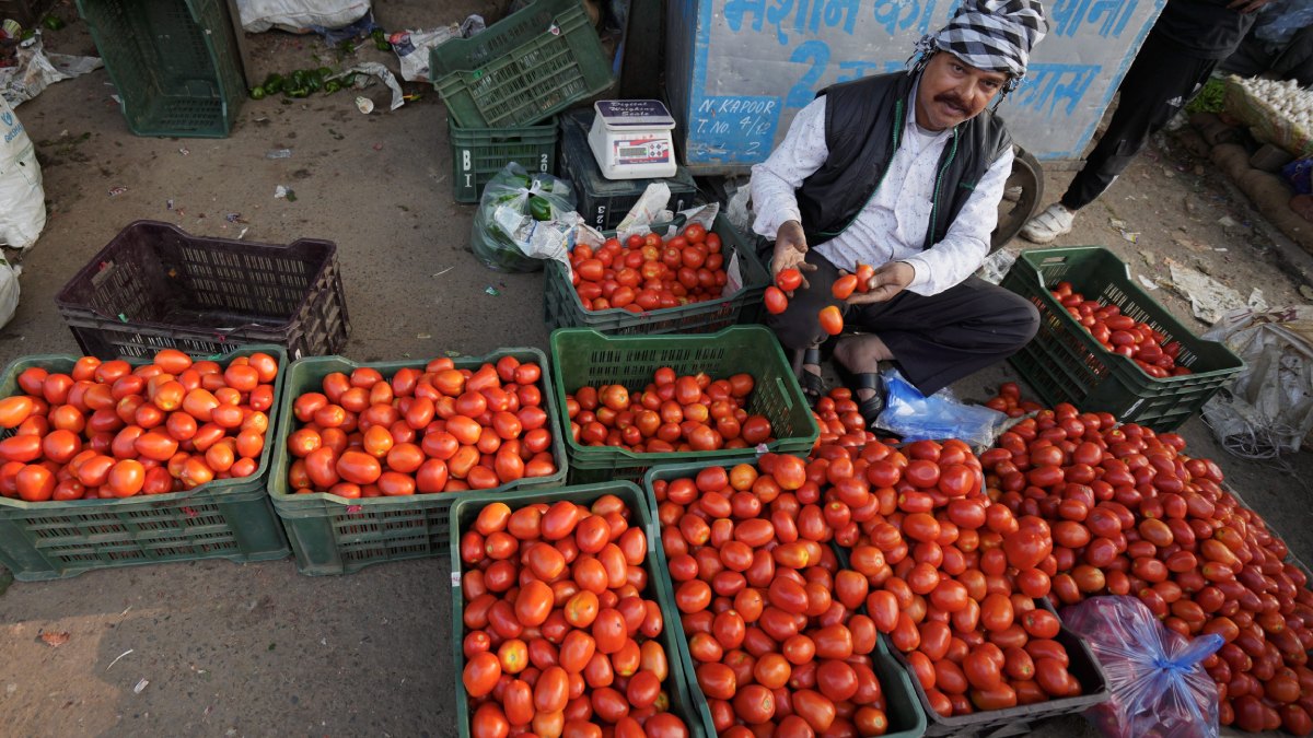 Delhi Tomato Prices Surge To ₹90/Kg Due To Monsoon Rains And Supply Shortages - Oneindia News