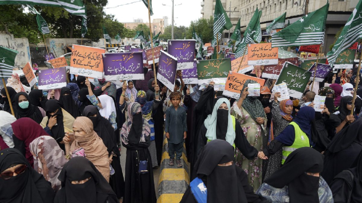 Pakistan Crisis | 74% Of Urban Pakistanis Struggling Financially: Sharp ...