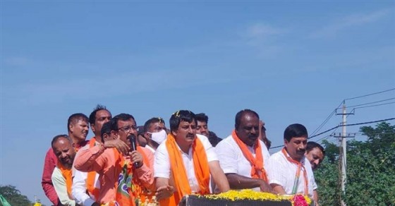 BJP Leader And Minister CP Yogeshwar With Family Photos: HD Images ...
