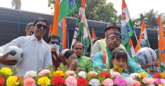 বর্ণাঢ্য শোভাযাত্রা সহকারে মনোনয়ন, গোল করেই জয় নিশ্চিত করতে চান বিদেশ ...