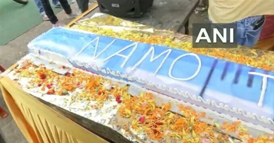 প্রধানমন্ত্রীর জন্মদিনে বিজেপি সমর্থকরা কাটলেন ভ্যাকসিন কেক , দেখুন ছবি ...