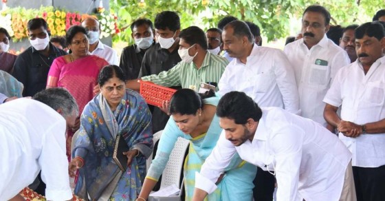 YSR Death Anniversary: వైయస్ సమాధి వద్ద నివాళులు అర్పించిన సీఎం జగన్ ...