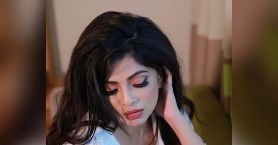 PHOTOS : டைட் ஷர்டில் ஷோஃபாவில் அப்படியொரு போஸ்.. விஜே பவித்ராவின் ...