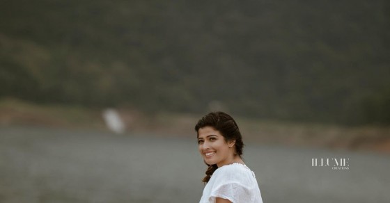 singer amrutha suresh smiling new pic in white dress goes viral, she ...