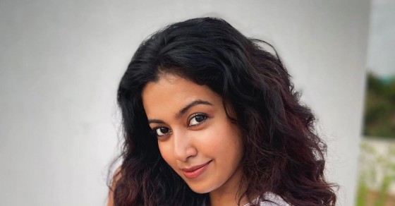 PHOTOS : டைட்டான வொயிட் டி-ஷிர்டில் தாறுமாறாக போஸ் கொடுத்த விஜய் டிவி ...