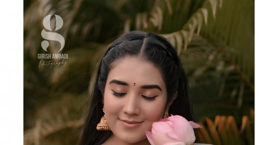 PHOTOS : சீரியல் நடிகை ஸ்ரீநிதியா இது? கையில் தாமரை பூவுடன் ஜொலிக்கும் ...