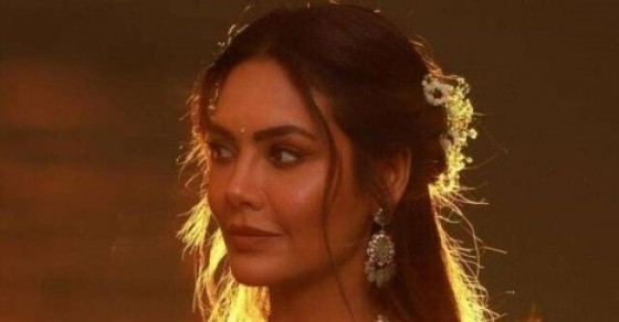 Bollywood Actress Esha Gupta Look Beautiful In Traditional Outfit ...