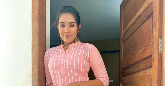 PHOTOS : சுடிதாரில் சும்மா சுண்டி இழுக்கும் சீரியல் நடிகை ...