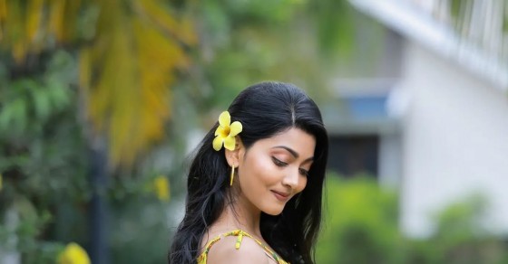 PHOTOS : அழகிய பூவே..! கலர்புல் உடையில் கலக்கல் போஸ் கொடுத்த தனன்யா ...