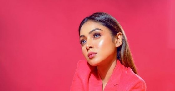 লাল ব্লেজারে কিলার লুকে কার দিকে তাকিয়ে শার্লি, দেখুন হংসিনীর ছবি ...