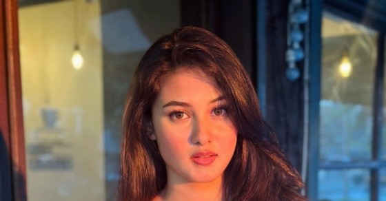 photos : ப்பா.. அழகு பதுமையாக மின்னும் ஆயுசி வர்மா.. சொக்கவைக்கும் நச் ...